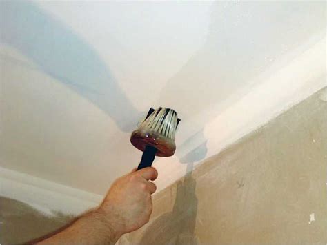 Можно ли красить водоэмульсионной краской по побелке потолка