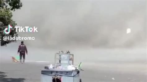 Viral Pusaran Angin Mirip Tornado Melanda Lautan Pasir Bromo Begini Kata Bb Tnbts Surabaya