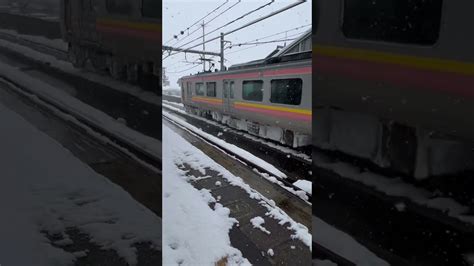 雪の中発車する上越線E129系 北堀之内 2022 1 30 Joetsu Line E129 Series Kita horinouchi