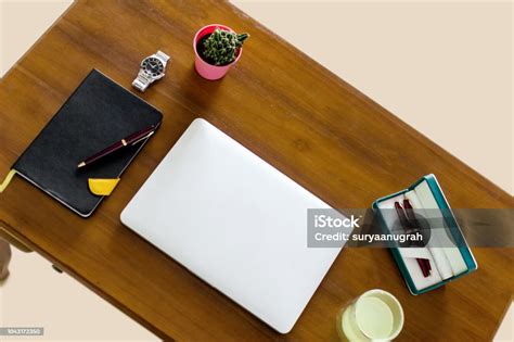 Tabel Meja Office Dengan Alat Tulis Laptop Kamera Dan Mesin Ketik Foto