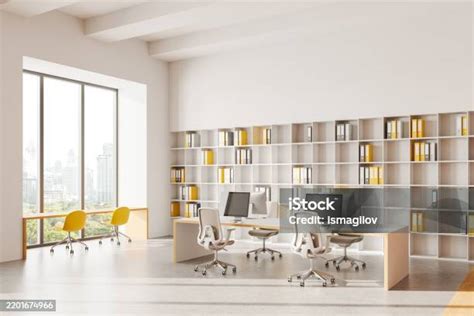 책상 의자 컴퓨터 큰 창문 파일로 가득 찬 선반이 있는 현대적이고 밝은 사무실 인테리어 3d 렌더링 0명에 대한 스톡 사진 및 기타 이미지 Istock