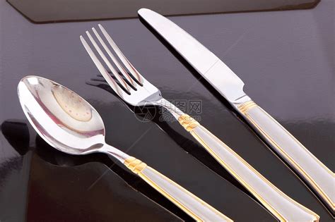 用叉子刀和叉子砸金属烹饪工作室盘子餐具洗涤桌子黑色晚餐午餐高清图片下载 正版图片320795532 摄图网