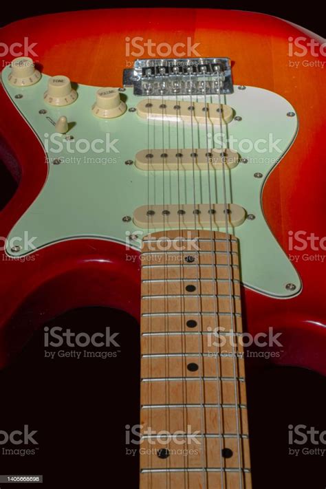 검은 배경의 일렉트릭 기타 클로즈업에서 어두운 배경에 고립 선택적 초점 0명에 대한 스톡 사진 및 기타 이미지 0명 갈색