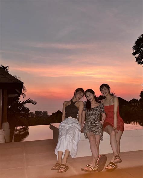 휴양지에서 빨간 끈드레스 꽃무늬 수영복 은근한 몸매 츄