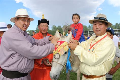 Аймгийн баяр наадмын Азарганы уралдаанд Зэрэг сумын уяач Д Зулбадрахын “Бадамлах хонгор халзан