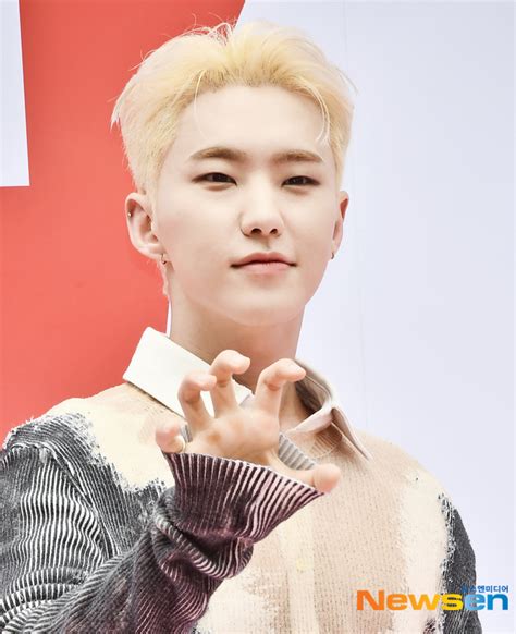 세븐틴 호시 꽃 미남 포스 [포토엔hd] 뉴스인코리아