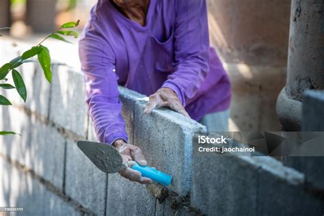 건설 노동자는 외부 벽에 벽돌을 누워 사이트에 벽돌의 또 다른 행을 내려 놓고 벽돌 층 건설 산업에 대한 스톡 사진 및 기타 이미지 건설 산업 건축 건축자재 Istock
