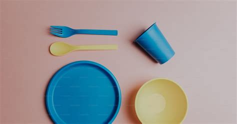 파란색과 노란색 접시와 노란색과 파란색 컵 사진 Unsplash의 칼붙이 이미지