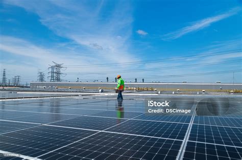 유니포트와 헬멧을 착용한 엔지니어는 태양전지 패널을 검사하고 점검하며 태양전지는 인더스트레일 대체 환경 전력 개념을 위한 생태 에너지 태양광 전력 설치입니다 태양전지판에