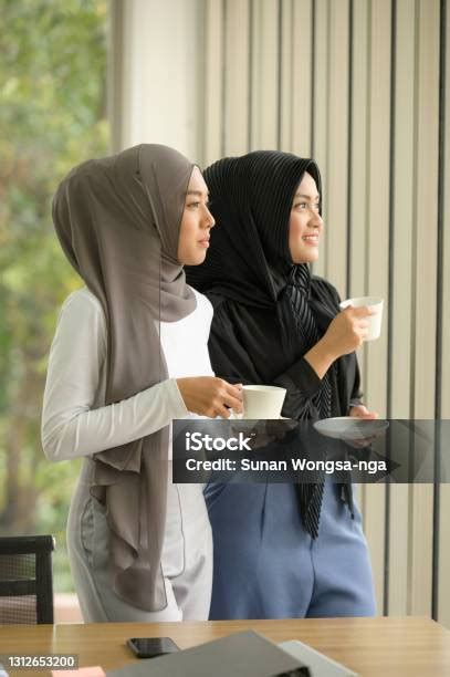 히잡을 쓰고 있는 아랍 사업가 모두 사무실에서 즐거운 분위기로 일하는 자연스러운 사무실 분위기 25 29세에 대한 스톡 사진 및 기타 이미지 Istock