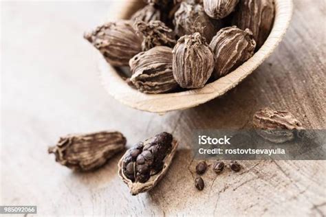 완전히 검은 카르다몸 Copyspace와 나무 배경 클로즈업에 코코넛 그릇에 0명에 대한 스톡 사진 및 기타 이미지 0명 갈색 건강한 식생활 Istock
