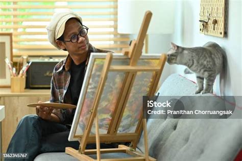 편안한 아트 스튜디오에서 캔버스에 그림을 그리는 젊은 재능있는 남성 예술가의 사진 그리기에 대한 스톡 사진 및 기타 이미지 그리기 그림 그리기 기술 Istock