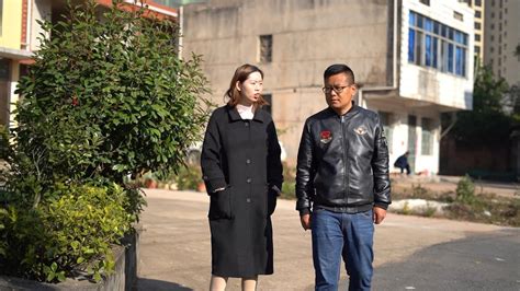 妻子问丈夫要5千还信用卡，丈夫不同意吵了一架，还好哥哥来了 Youtube