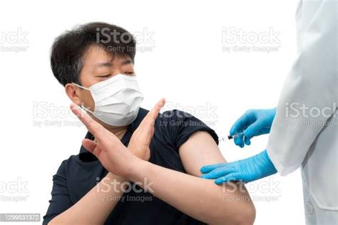 백신 주사를 거부하는 의료 마스크를 착용한 아시아 중년 남성 거절에 대한 스톡 사진 및 기타 이미지 거절 백신접종 코로나바이러스감염증 19 백신 Istock