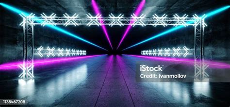 공상 과학 소설 미래 무용 무대 빈 금속 건축 구조 터널 지 하 쇼 네온 빛나는 레이저 Led 활기찬 자주색 파란 그런 지