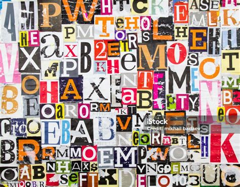 문자와 숫자 텍스처 배경클립에서 다채로운 추상 콜라주 초라한 표면으로 잡지 용지의 찢어지고 벗겨지는 조각 신문에 대한 스톡 사진