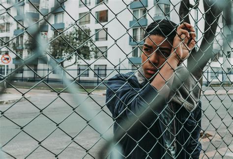 걷고 있는 남자 뒷모습 실루엣 울타리 캡 모자 코트에 관한 무료 스톡 사진