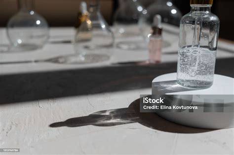 파이펫이 있는 앰버 유리 병에 담긴 에코 미네랄 오일 투명 히알루론 세럼 젤과 스킨 케어 컨셉 위쪽 가로 뷰 복사 공간 0명에 대한 스톡 사진 및 기타 이미지 Istock