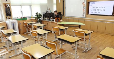 사진 텅 빈 교실에서 온라인 개학