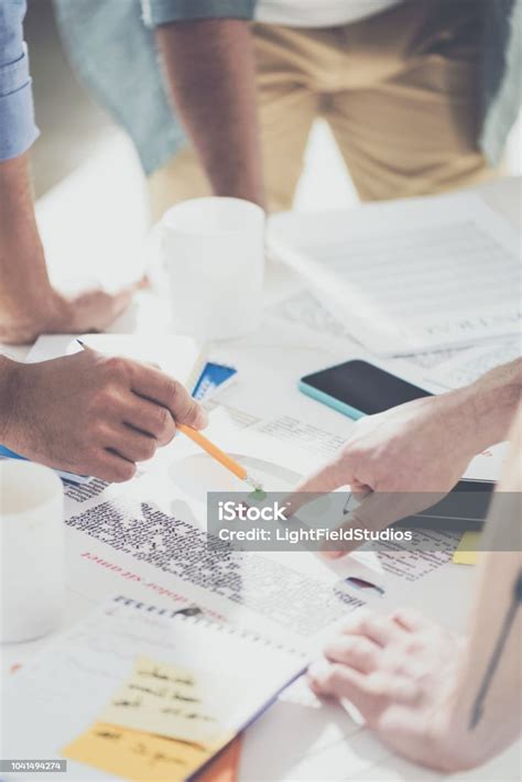 다이어그램에서 하 고 사무실에서 새 프로젝트에서 작업 하는 실업가의 근접 부분 보기 3 명에 대한 스톡 사진 및 기타 이미지 3 명 가리키기 개념 Istock