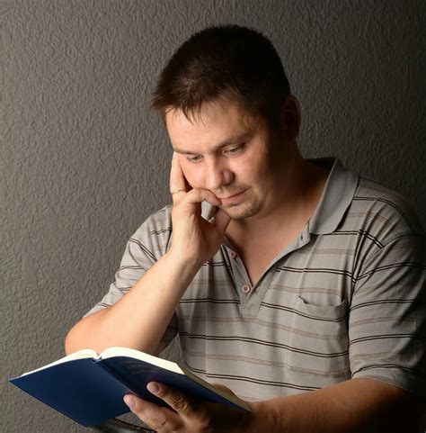 Благовістя в переході міста Рівне Брат Михайло проповідує Євангеліє в підземному переході міста