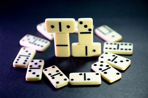 검은색 배경에 Dominò 타일 배치 및 다양한 모양으로 주문 스폿 조명 및 컬러 필터 보드 게임 개념 0명에 대한 스톡 사진 및 기타 이미지 Istock