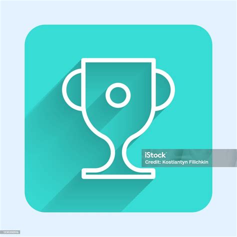 긴 그림자로 격리 된 흰색 선 수상 컵 아이콘입니다 우승자 트로피 기호입니다 챔피언십 또는 대회 트로피 스포츠 업적 표지판 녹색