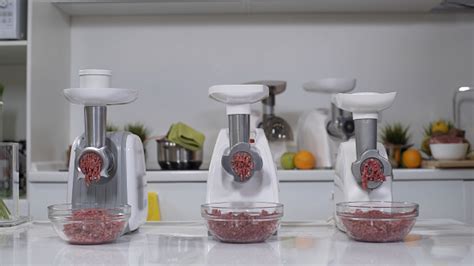 집에서 신선한 쇠고기에서 전기 고기 분쇄기에 다진 고기를 만들기 다진 고기 더미 신선한 다진 고기와 전기 광부 기계 전기 고기 분쇄기로 다진 쇠고기의 준비 가루로 빻은에