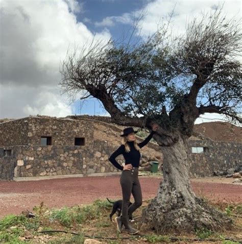 Micaela Cometa La Artista Italiana Que Se Inspira En La Naturaleza De Lanzarote Para Sus Creaciones