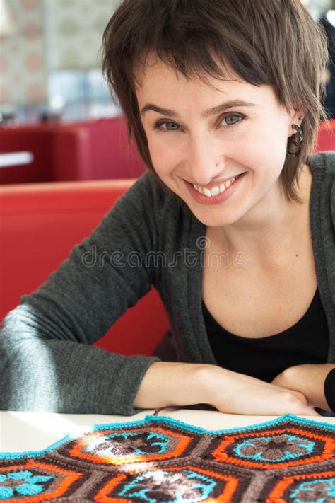 Verticale D Une Jeune Belle Fille Avec Le Tricotage Photo Stock Image Du Configuration