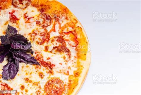흰색 배경에 고립 된 이탈리아어 뜨거운 피자를 닫습니다 스튜디오 사진입니다 음식 개념입니다 미식가에 대한 스톡 사진 및 기타 이미지 Istock