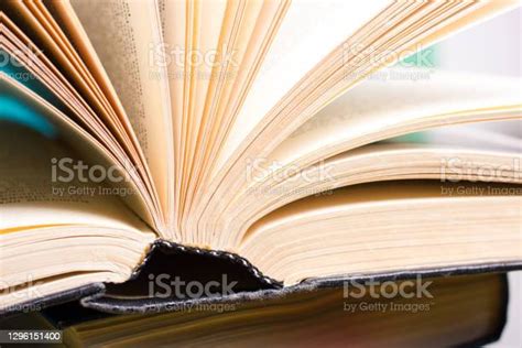 나무 책상 테이블과 추상적 인 배경에 책 교육 배경 공간을 복사합니다 학교로 돌아갑니다 공부에 대한 스톡 사진 및 기타 이미지 Istock