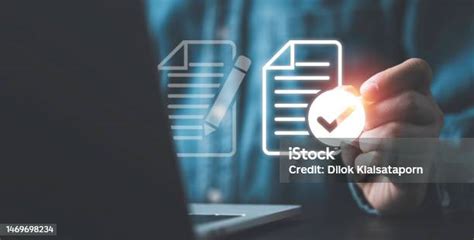 온라인 승인 종이 없는 품질 보증 및 Erp 관리를 위해 가상 문서에 전자 펜 기호 눈금 표시를 사용하는 사업가는 수표를 준비하고 개념을 승인합니다 가상현실에 대한 스톡