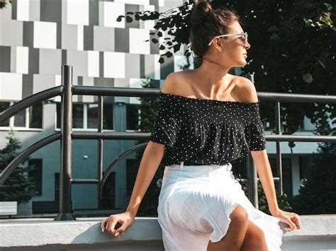 Mooi Lachende Model Gekleed In Elegante Zomer Kleding Sexy Zorgeloos Meisje Zit In De Straat
