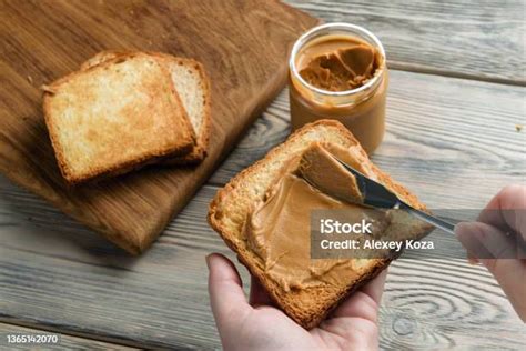암컷 손은 토스트 클로즈업에 땅콩 버터를 퍼뜨리고 있습니다 땅콩버터에 대한 스톡 사진 및 기타 이미지 땅콩버터 스프레드 땅콩 견과 Istock