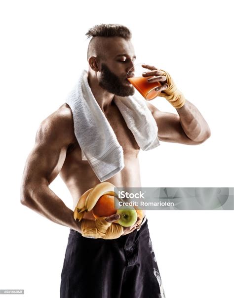 그의 어깨에 수건으로 스포츠 착용에 매력적인 젊은 남자는 신선한 과일을 잡고 주스를 마신다 Hd 포맷에 대한 스톡 사진 및 기타 이미지 Istock