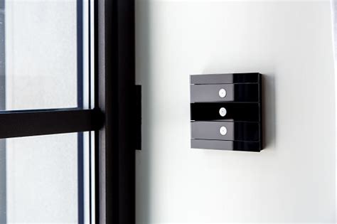 창 근처의 흰색 벽에 검은 색의 유리 조명 스위치를 터치 3 버튼스마트 홈 컨트롤의 클로즈업 0명에 대한 스톡 사진 및 기타