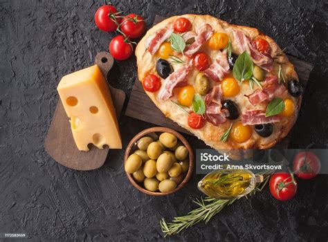 토마토 올리브 베이컨 로즈마리를 곁들인 전통 이탈리아 포카치아 홈메이드 플랫 브레드 포카치아 상단에서 보기입니다 공간을 복사합니다 건강한 생활방식에 대한 스톡 사진 및 기타