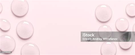 젤 클로즈업의 분홍색 방울 얼굴 또는 신체의 피부를 보습하기 위한 화장품 공간을 복사합니다 직물 견본에 대한 스톡 사진 및 기타 이미지 Istock