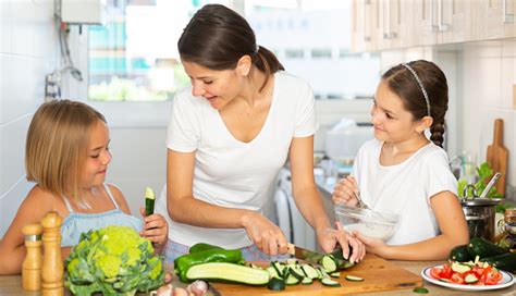 두 어린 딸과 함께 쾌활한 여자는 부엌에서 야채 샐러드를 준비 3 명에 대한 스톡 사진 및 기타 이미지 3 명 30 34세 6 7 살 Istock