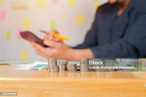 돈을 절약합니다 남자 재정 집 청구서 지불 세금 저축 경제 재정 가정에서 재정 계산 45 49세에 대한 스톡 사진 및 기타 이미지 Istock