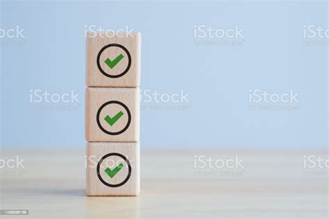 체크리스트 설문 조사 및 평가 품질 관리 목표 달성 및 비즈니스 성공 녹색 확인 표시가 있는 나무 스택 개념에 대한 스톡 사진 및 기타 이미지 Istock