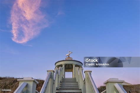 플로리다 주 시사이드의 푸른 시간 하늘 파스텔 건축과 산타 로사의 건물로 올라가는 플로리다의 일몰 황혼에 해변 바다 옆의 목조 파빌리온 산타로사 섬에 대한 스톡 사진 및
