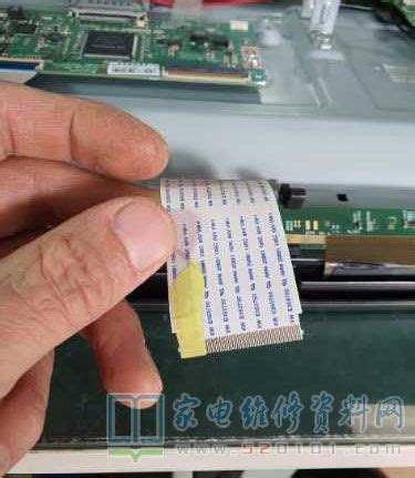 用垫纸法修复康佳LED55R610U液晶电视满屏黑白线上下抖动 家电维修资料网