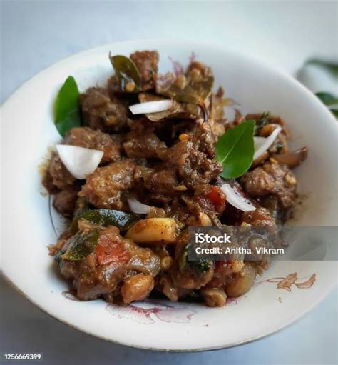 양파와 카레 잎으로 도금된 흰 그릇에 아름답게 얹은 맛있는 인도 식 매운 후추 양고기와 뼈에 좋은 맛 가금류에 대한 스톡 사진 및 기타 이미지 Istock
