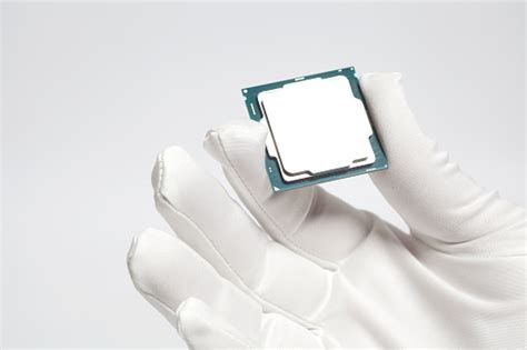 Cpu 컴퓨터 프로세서 칩을 들고 흰 장갑에 손을 Cpu에 대한 스톡 사진 및 기타 이미지 Cpu 금 금속 러시아 Istock