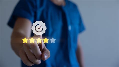 품질 관리 사업가는 좋은 평가 디지털 마케팅 체크리스트 계획 좋은 경험 고객 피드백 개념을 검토하기 위해 펜으로 체크리스트 상자에 별 4개 등급을 표시한다 0명에 대한 스톡