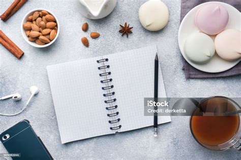 테이블에 텍스트 메모장 아몬드 및 마쉬 멜 로우 핫 초콜릿의 컵 크리스마스 계획 개념입니다 평면 위치 스타일입니다 겨울에 대한 스톡 사진 및 기타 이미지 Istock