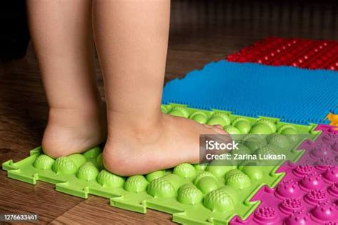 정형 외과 매트에 작은 아이의 다리 걷기와 발의 올바른 아치를 형성하기위한 밝은 표면 마사지 퍼즐 매트 2 3 살에 대한 스톡 사진 및 기타 이미지 Istock