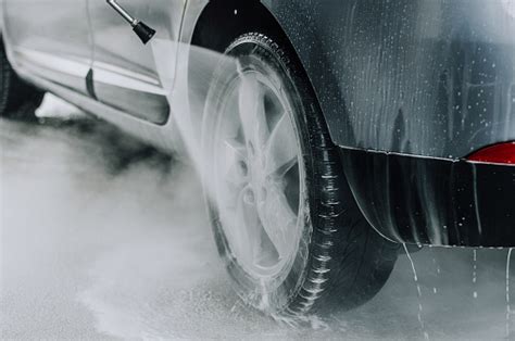 높은 압력의 물을 사용 하 여 차를 청소 소프트 포커스입니다 얕은 Dof 차에 대한 스톡 사진 및 기타 이미지 차 고압